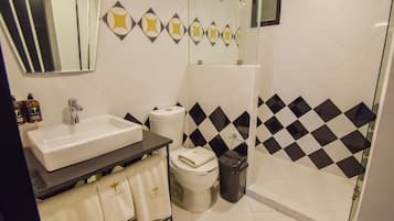 Quarto, 1 cama Queen, vista para o pátio | Banheiro | Chuveiro, produtos de toalete biodegradáveis, toalhas de banho, sabonete