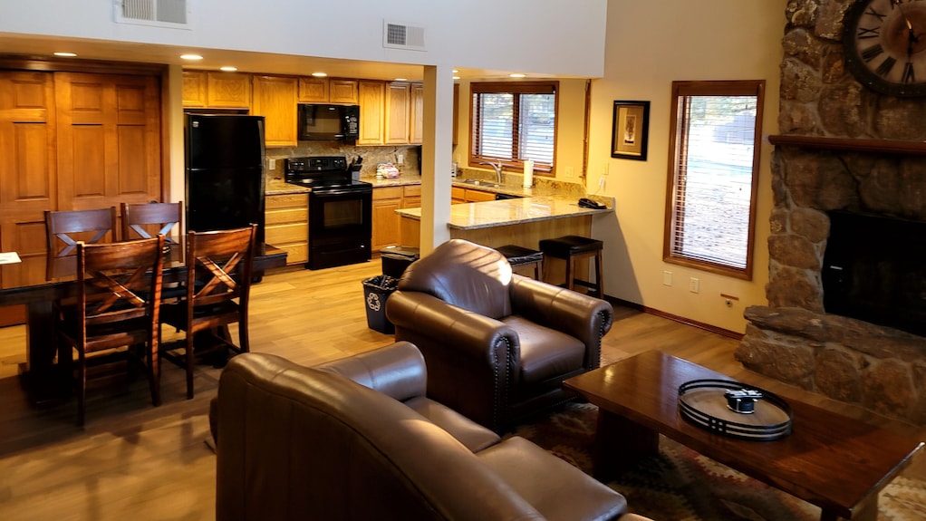 Ski Cabin Private Hot Tub Fireplace, 2 Story, 3 Bed+ - フラッグスタッフ, AZ