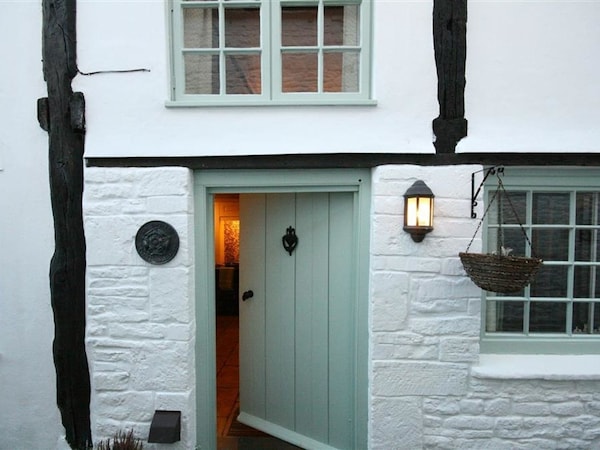 Butlers Cottage, Pet Friendly, Character Holiday Cottage In Burford - Burford