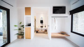 Junior Suite with Private Pool | Casa de banho | Um polibã, um secador de cabelo, roupões, chinelos