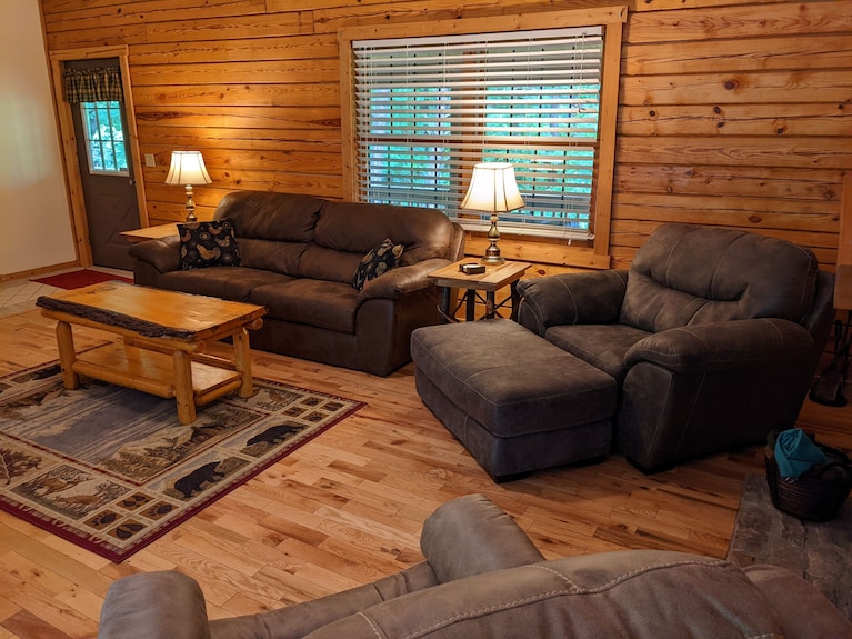 Almost Hiking - Close To Downtown Attractions And A Short Drive To Hiking - Hocking Hills State Park, OH