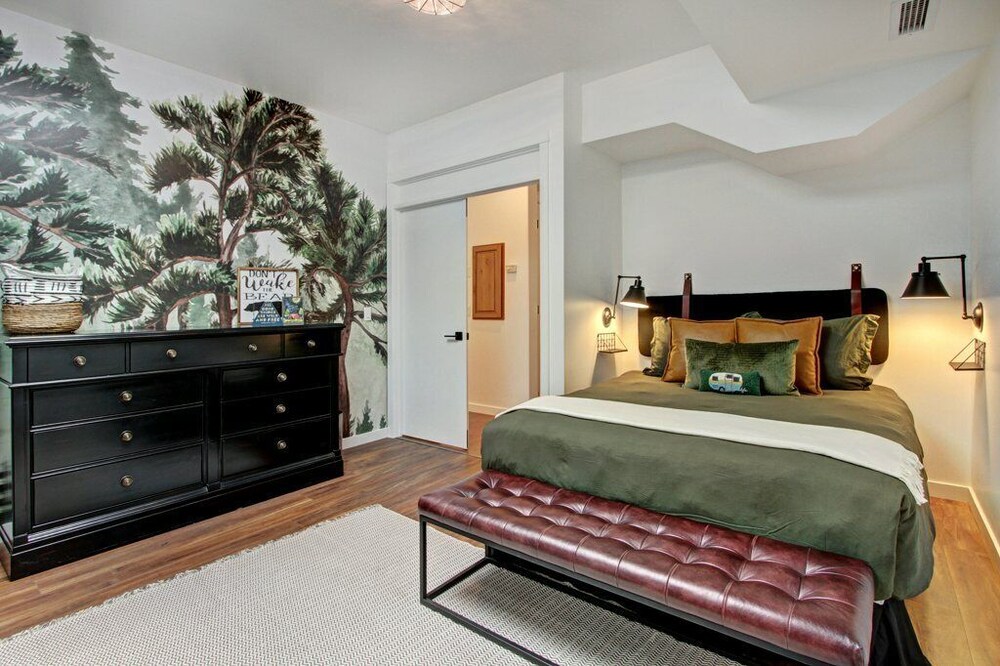 Mistaya Suite | Stylish Downtown Penthouse - Canmore