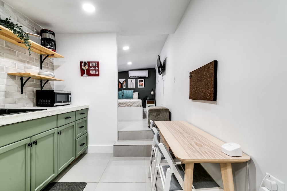 This Apartment Is A 0 Bedroom(s), 1 Bathrooms, Located In Miami, Fl. - Coral Gables