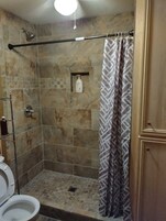Quarto Comfort, 2 quartos | Casa de banho | Toalhas fornecidas 