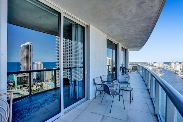 Sky-high Spacious Ocean View Condo 4 Bdrs\/3 Baths - Hallandale, FL