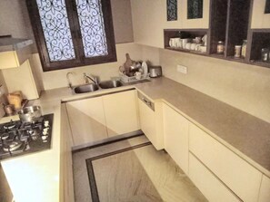 Apartamento | Cozinha privada | Um frigorífico, um forno, uma placa de cozinha 