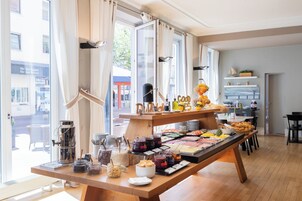 Café da manhã com buffet todos os dias (EUR 17.00 por pessoa) 