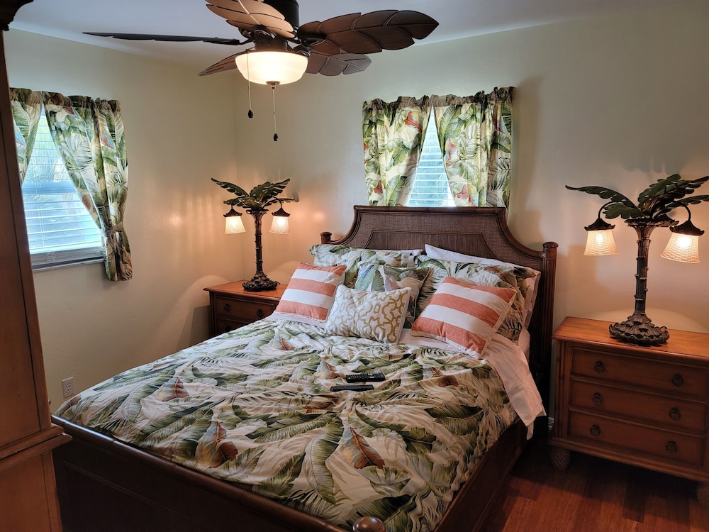 North End! 400 Yards From The Gulf! 2 Units, Non-adjoining, 1700 Sq. Ft. - Fort Myers Beach, FL