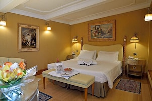 Suite | Minibar, cofre no quarto, secretária 