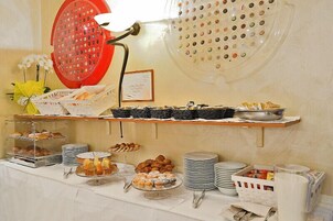 Pequeno-almoço tipo buffet diário mediante uma taxa 