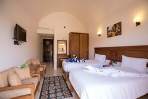 Quarto Twin Deluxe, terraço | Minibar, cofre no quarto, secretária 