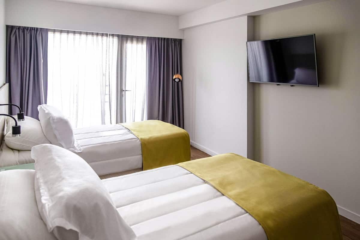 Quarto superior, 2 camas de solteiro | Roupas de cama premium, edredons de pluma