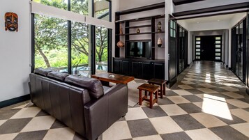 Casa, 4 quartos, vista para a montanha | Sala de estar | TV, escritórios