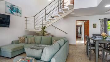 Casa, 3 quartos, acessível | Sala de estar | TV