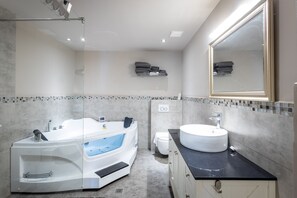 Apartamento Cidade (3 Bedrooms) | Casa de banho | Uma banheira de hidromassagem, um secador de cabelo, toalhas fornecidas 