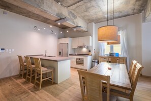 Apartamento Cidade (3 Bedrooms) | Cozinha privada | Um frigorífico, um forno, grelhador, forno de mesa 