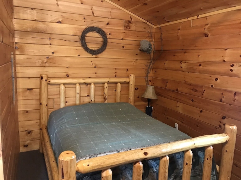 Log Cabin. Only Minutes From Crystal Mountain! - Thompsonville, MI