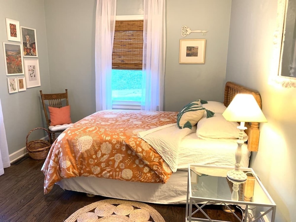 Liberty Cozy Cottage, 2 Bedroom - Liberty, MO