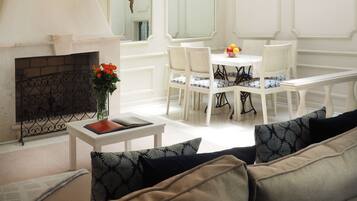 Apartamento Clássico | Sala de estar | Smart TV de 32 de polegadas com canais via satélite, televisor, Netflix