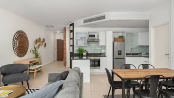 Apartamento clássico | Área de estar | TV de tela plana 32 polegadas com canais a cabo, TV, Netflix