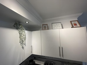 Apartamento | Cozinha privada | Geladeira, micro-ondas, fogão, cooktop