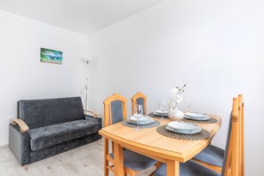 Apartamento, 1 quarto, cozinha | Sala | Televisor de 30 polegadas com canais por cabo, leitor de DVD 