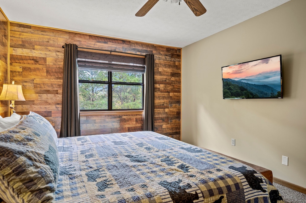 Prime Location + Theater, Hot Tub, & Fire-pit! - Pigeon Forge, TN