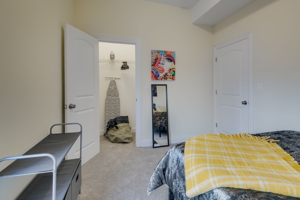 Modern "Blast From The Past" A Real Retreat 3bedroom Unit - Chicago, IL