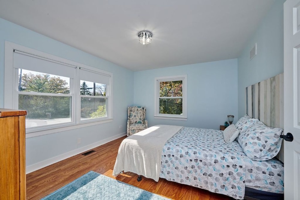 Fox Valley Farmhouse Overlooking The Fox River! - Bartlett, IL