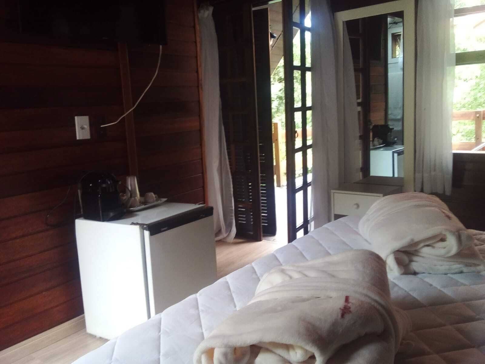 Quarto luxo | Frigobar, Wi-Fi, roupa de cama