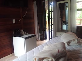 Quarto luxo | Frigobar, Wi-Fi, roupa de cama