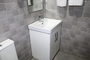 Quarto standard | Banheiro | Toalhas de banho, sabonete, papel higiênico 