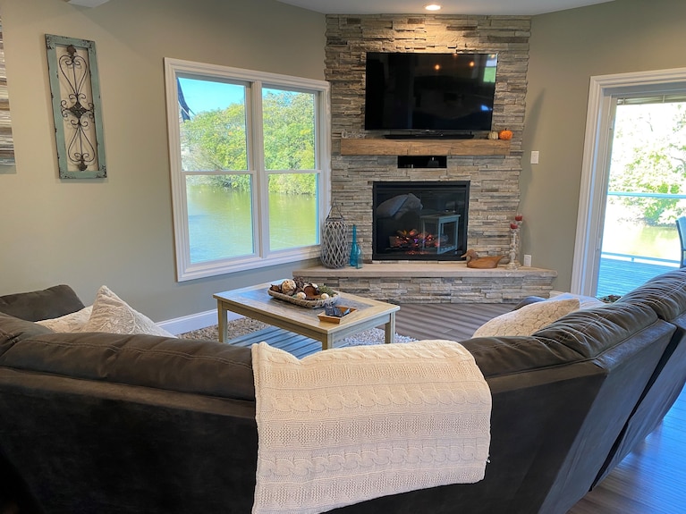 Large, 3 Bedroom Cottage On Black River Sleeps Up To 10. - Port Huron, MI