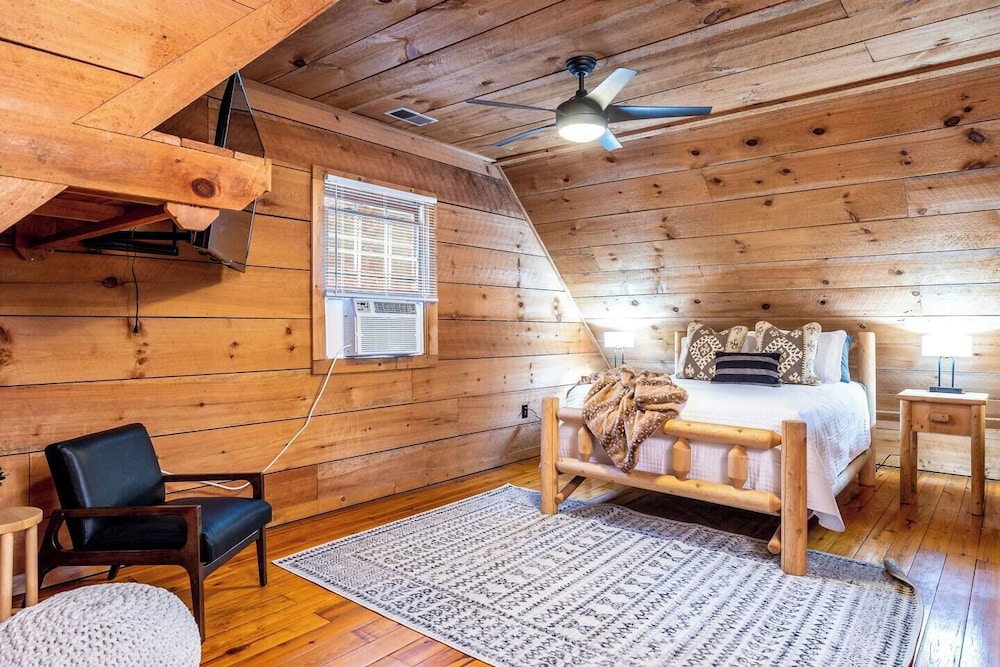 Summer Sizzle! Fire Pit! Hot Tub! - Townsend, TN