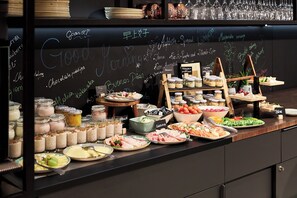 Buffet com diversos pratos e acompanhamentos.