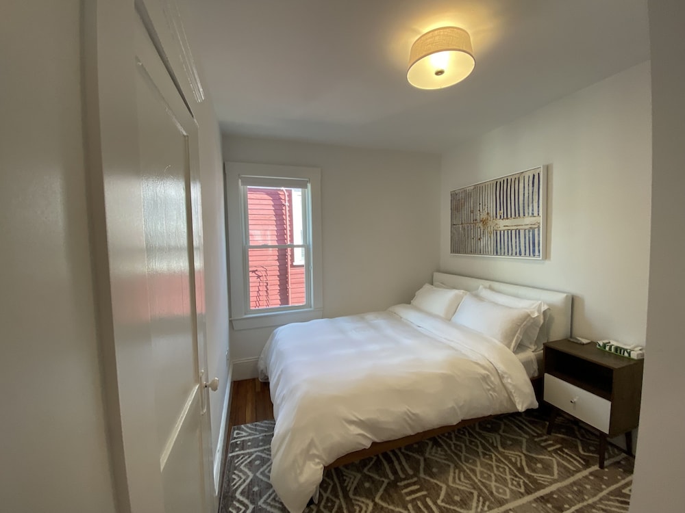 Downtown Salem - Park & Play Modern 3 Bedroom - Beverly, MA