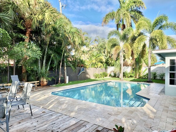 Sunshine And Fun, Heated Pool, Walk To The Beach. Check Out Summer Prices! - Deerfield Beach, FL