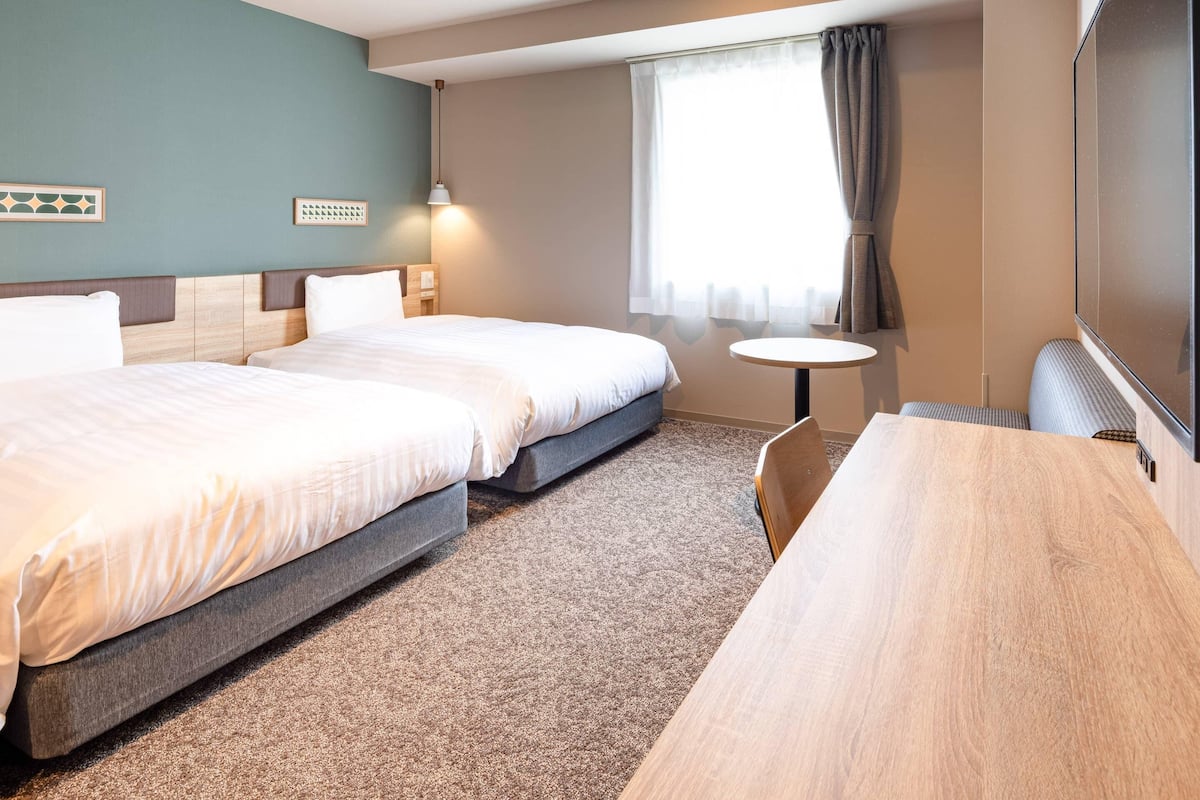 Quarto standard, 2 camas de solteiro, para não fumantes | Cofres nos quartos, escrivaninha, cortinas blackout