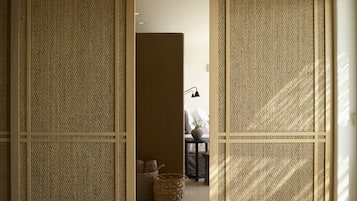 Prestige Suite Sea View Pool | Roupa de alta qualidade, edredões de penas, cofre no quarto, secretária