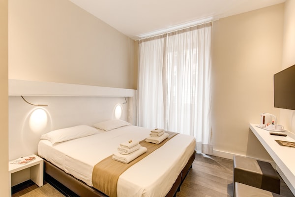 Ecce Roma Guesthouse - Rome