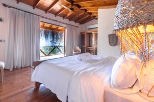 Suite Deluxe, vista para o mar | Roupa de alta qualidade, edredões de penas, cofre no quarto 