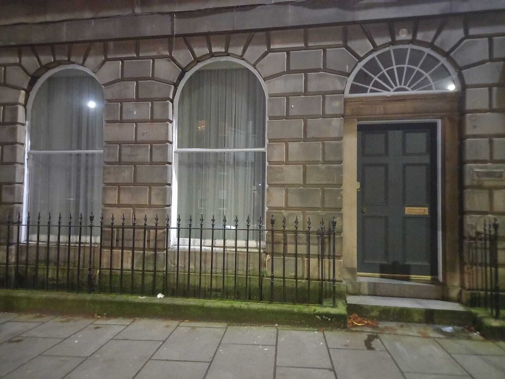 Luxury Georgian City Retreat | 5★ Location | Patio - Leith
