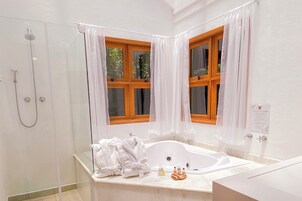 Chalé premium | Banheiro | Produtos de toalete de grife, secador de cabelo, toalhas de banho 