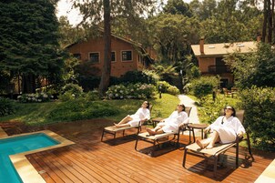 Piscina externa, guarda-sóis, espreguiçadeiras