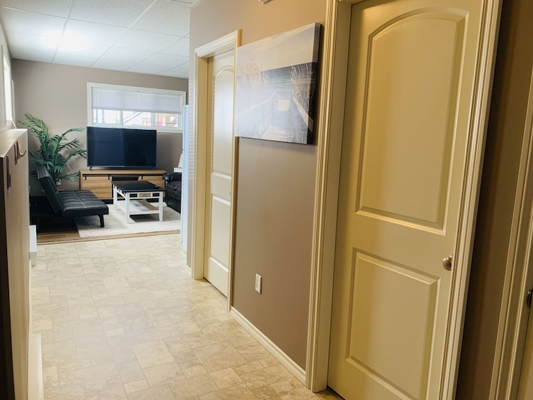 Basement Suite With Own Driveway Parking And Private Entrance - 브리티시컬럼비아