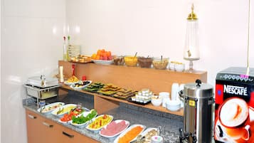 Café da manhã com buffet grátis todos os dias