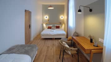 Quarto Triplo | Roupa de alta qualidade, secretária, roupa de cama fornecida