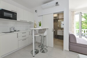 Estúdio, várias camas, sacada | Cozinha privada | Geladeira, micro-ondas, cooktop, chaleira elétrica