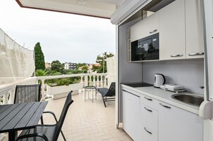 Quarto conforto, várias camas, terraço | Cozinha americana privada | Geladeira, micro-ondas, cooktop, chaleira elétrica