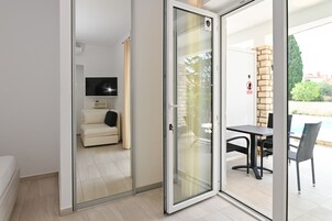 Estúdio luxo, várias camas, varanda, vista para a piscina | Cofres nos quartos, cortinas blackout, ferros/tábuas de passar roupa